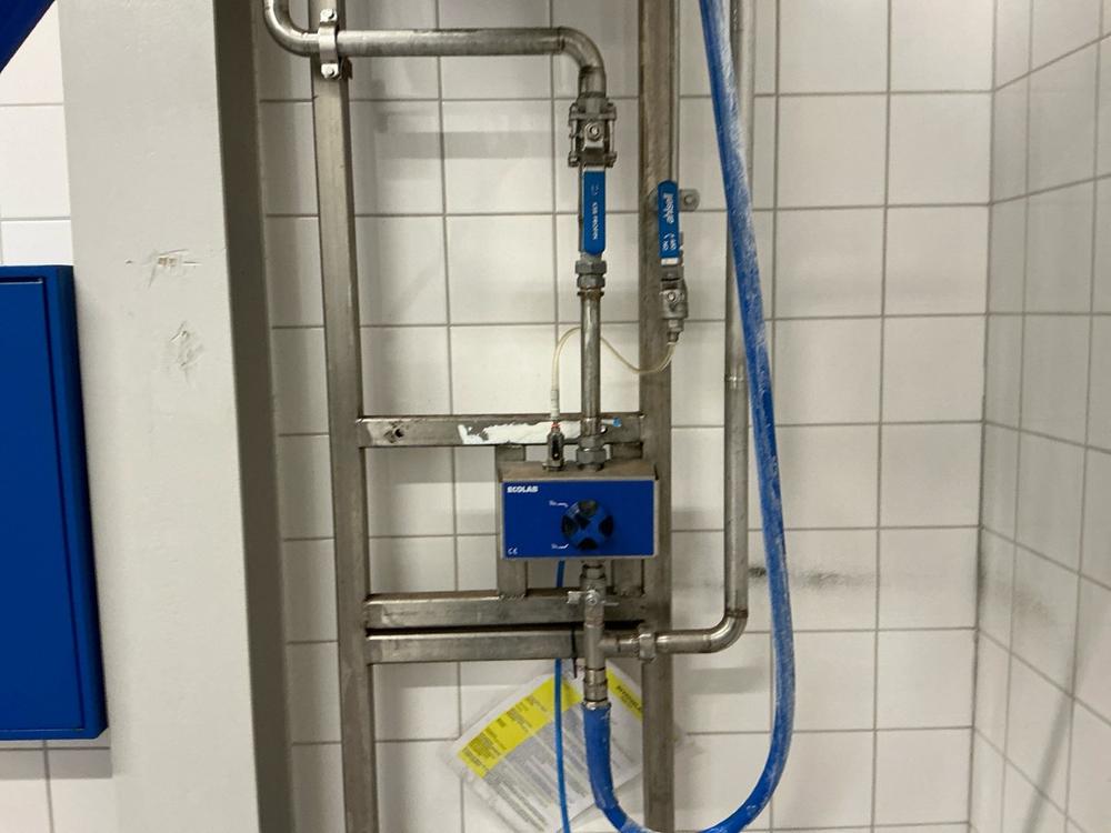 Body emergency shower | Dome Auctions