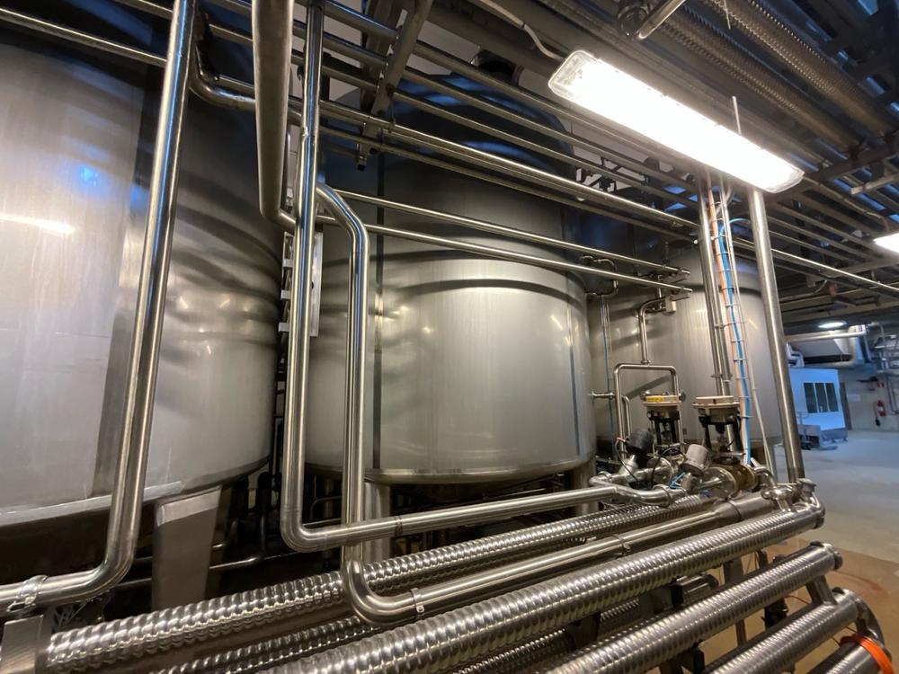 2009 Bujalski ZBM-03-18 s/s vertical storage tank 19.460L | Dome Auctions