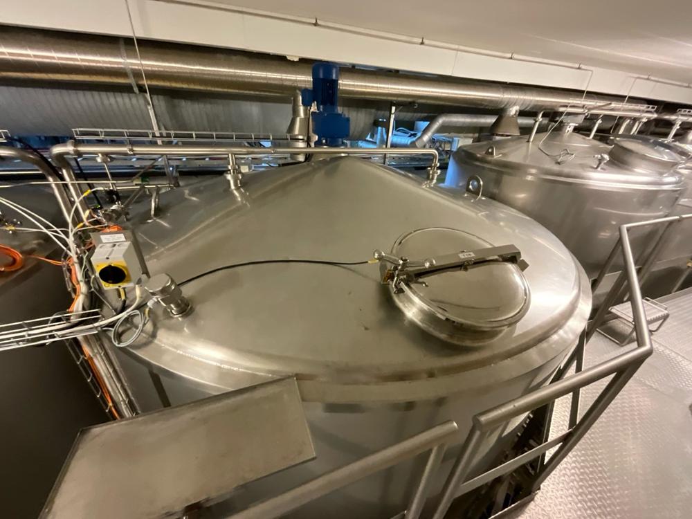 2009 Bujalski ZBM-03-18 s/s vertical storage tank 19.460L | Dome Auctions