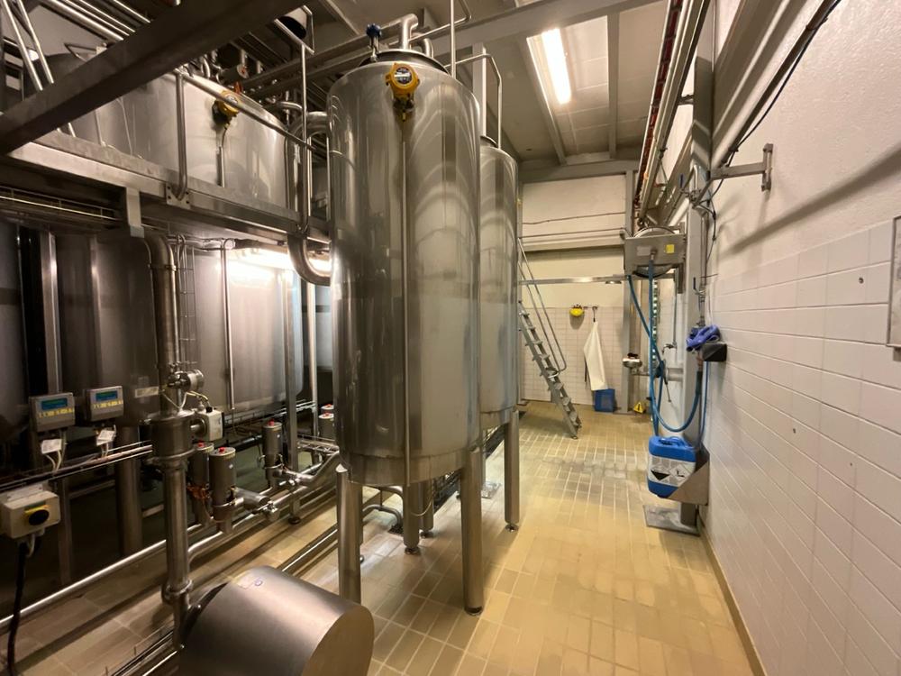 2002 Jahla TVI1000 s/s vertical storage tank 1.000L | Dome Auctions