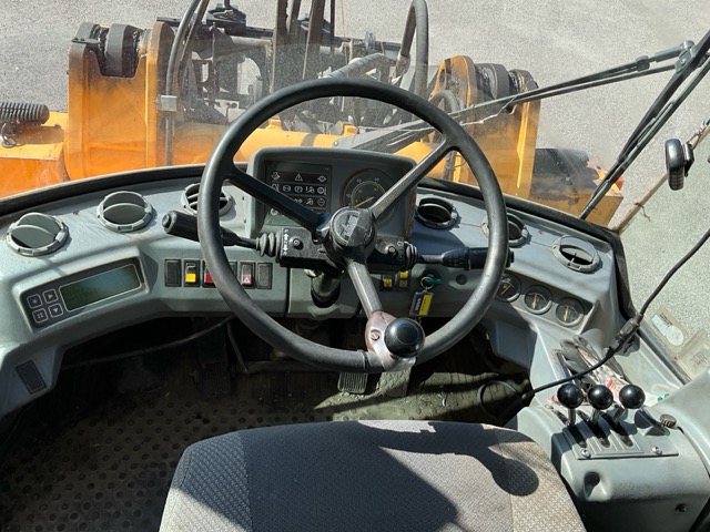 1997 Volvo L50C wheel loader | Dome Auctions