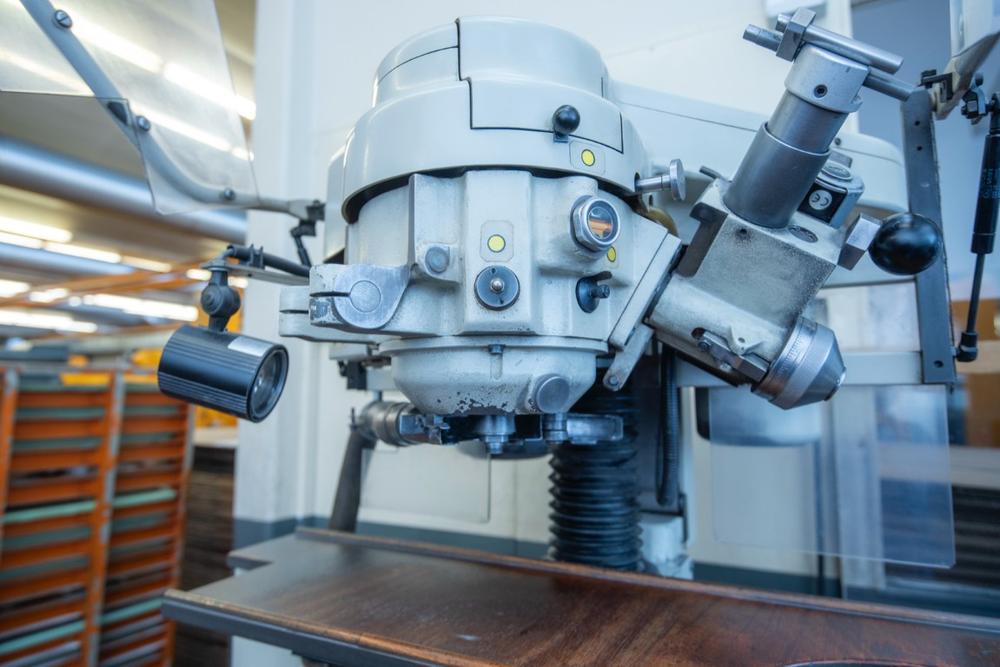 2000 Technika TSM5100 centre hole grinding machine | Dome Auctions